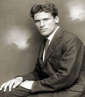 Famous Lyricist - Biography, Life, Interesting Facts